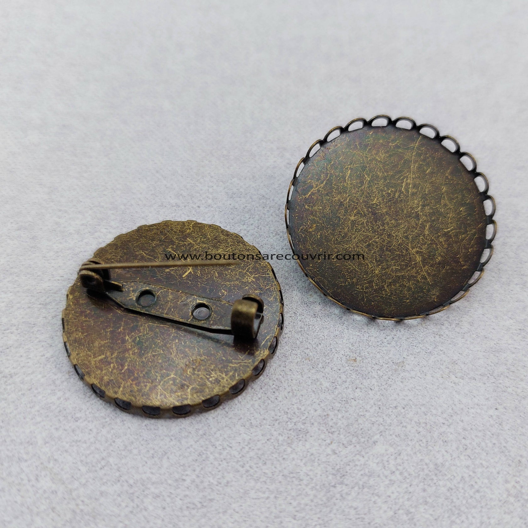 Broche "Charlotte" - Bouton à recouvrir 28 mm – Boutons à Recouvrir
